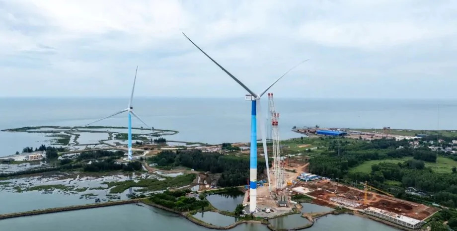 У Китаї запустили одну з найпотужніших вітряних турбін у світі Чому це непокоїть вчених