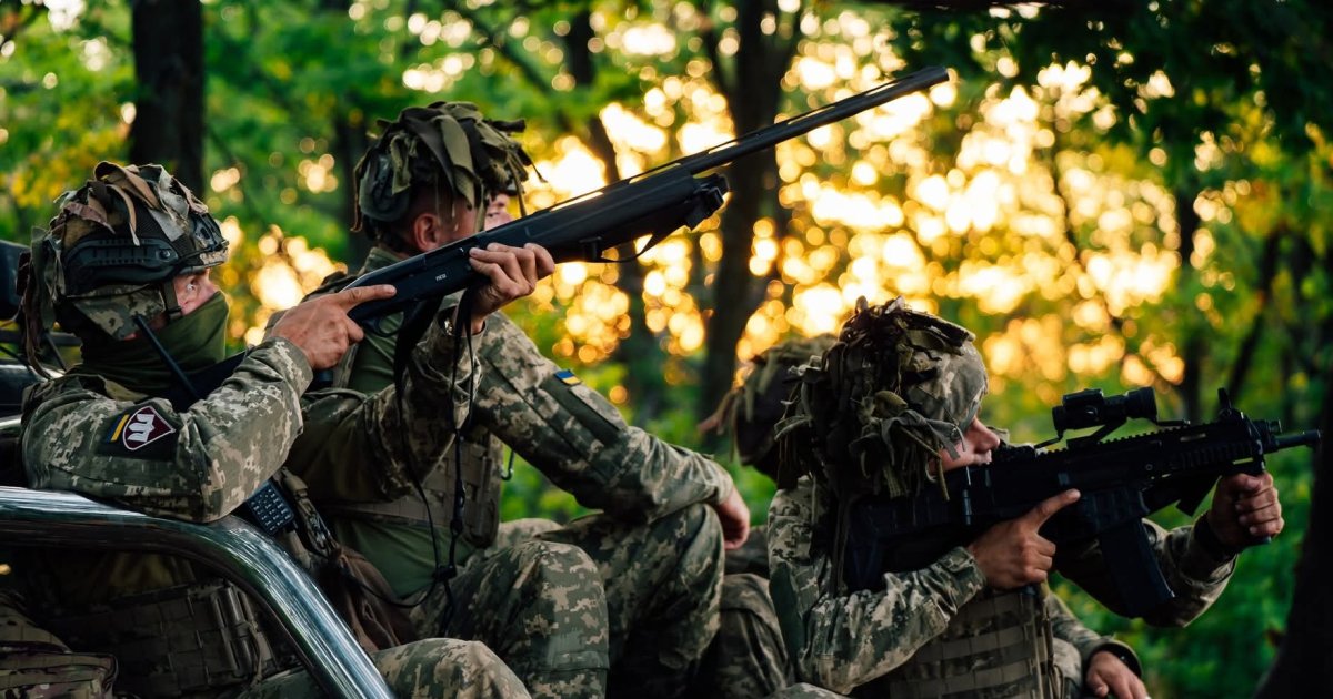 Ukrainian soldiers hit 2 Russian army command posts at once