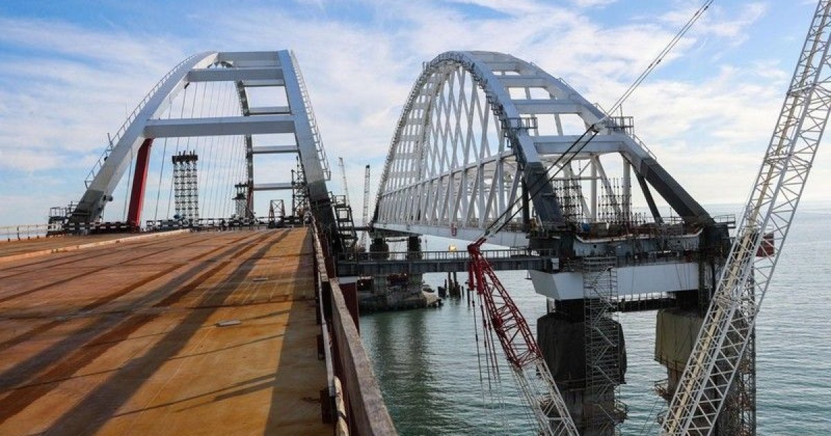 Russia continues mysterious construction near the Crimean Bridge