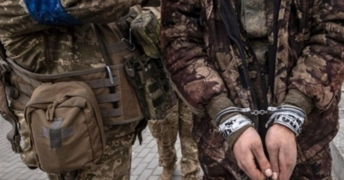 Two Ukrainian paratroopers captured 14 Russian soldiers at once — video ...